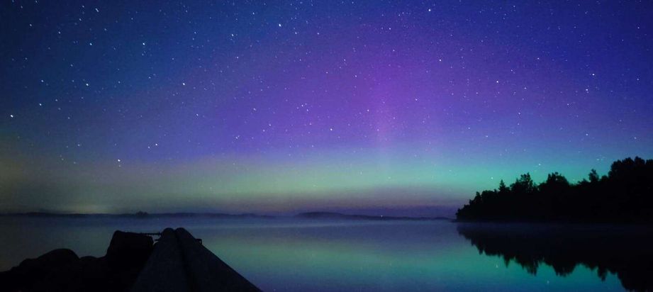 Revontulet lävähtivät Savonlinnan taivaalle