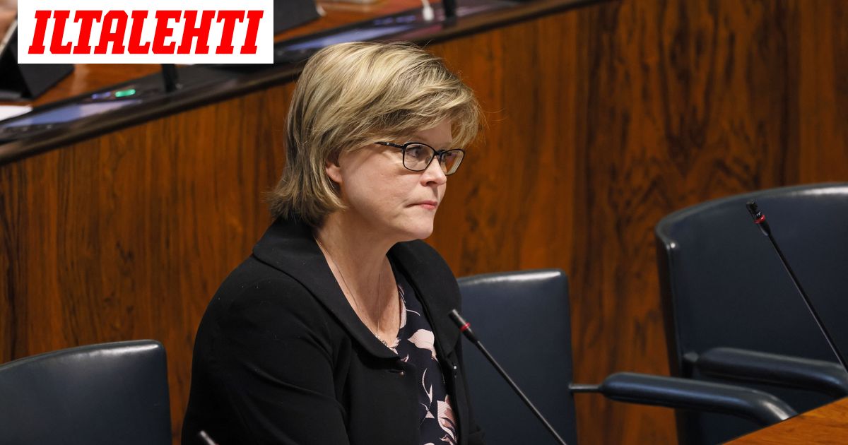 Sari Tanus loukkaantui: Kaatui Eduskuntatalon portaissa