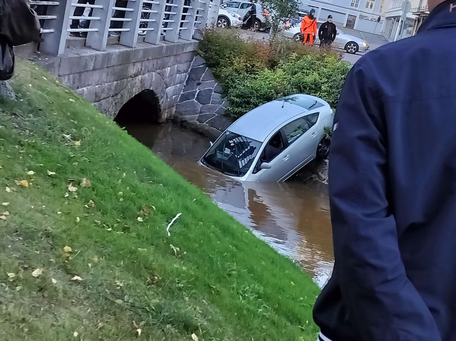 Henkilöauto ojassa Oulussa
