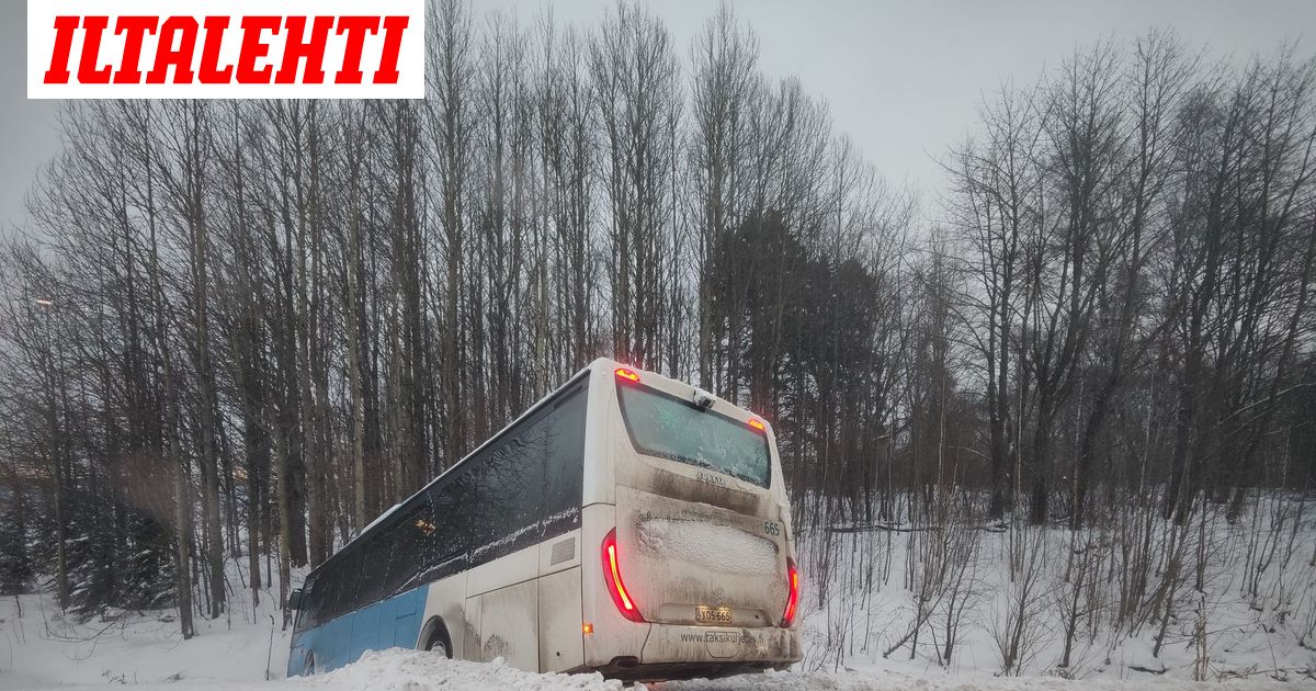 Linja-auto suistui ojaan Turunväylällä