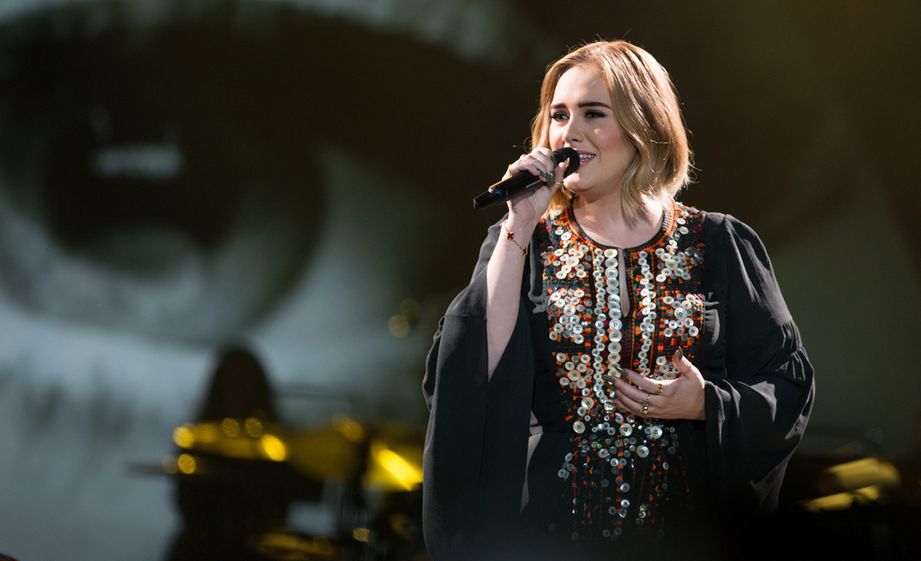 Adele ojensi mikrofoninsa yleisön jäsenelle - olikin Grammy-ehdokkaana ...