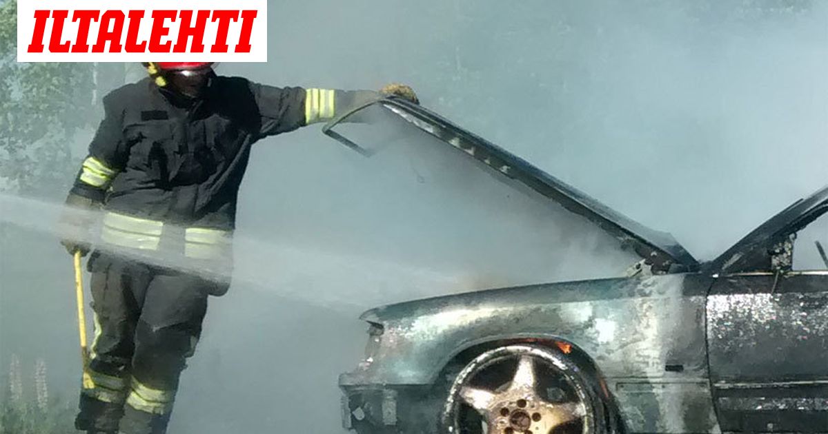 Auto paloi pahasti Kolmostiellä - katso kuva