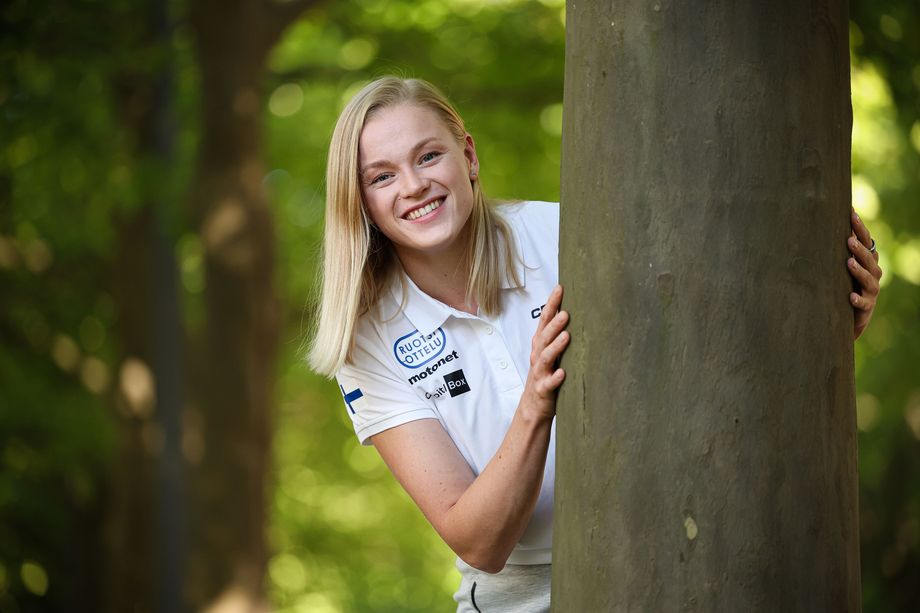 Wilma Murto yhteiskuvassa ”hellehattumiehensä” kanssa