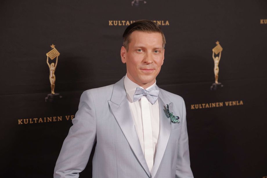 Ylex: Jenni Poikelus puhuu nyt Antti Holman keskisormikohusta – ”Se on ...