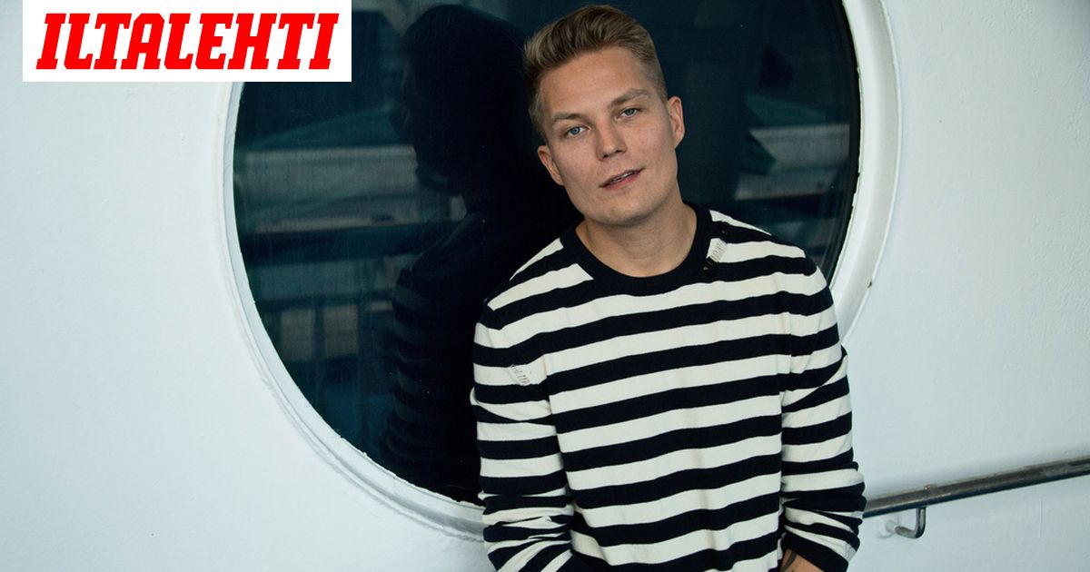 Cheek fiilistelee sohvalla koiranpentunsa kanssa: "Vapaapäivän löhöilyt"