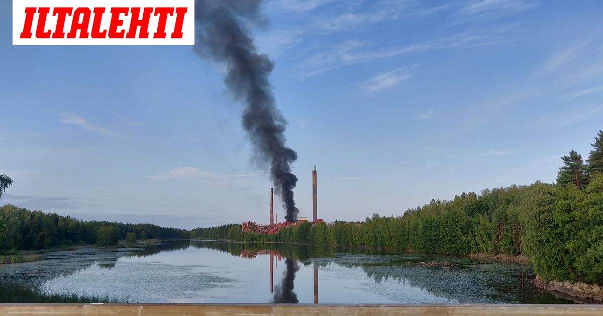 Rakennuspalo Valkeakoskella: Vanha Säterin tehdas tulessa