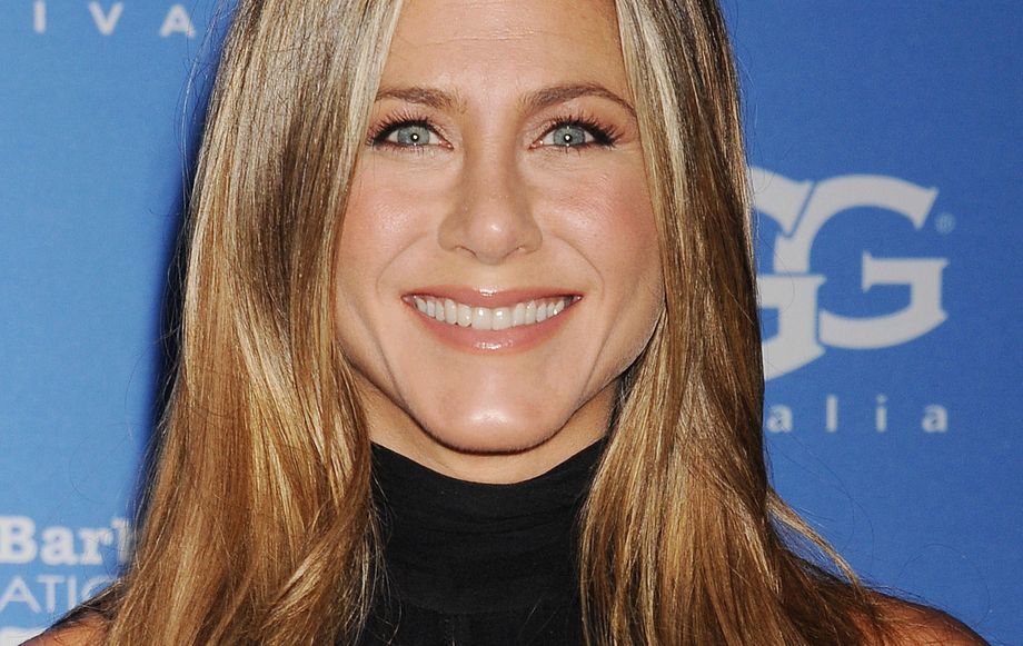 Jennifer Aniston julkaisi lapsuuskuvan, jossa hän poseeraa isänsä kanssa