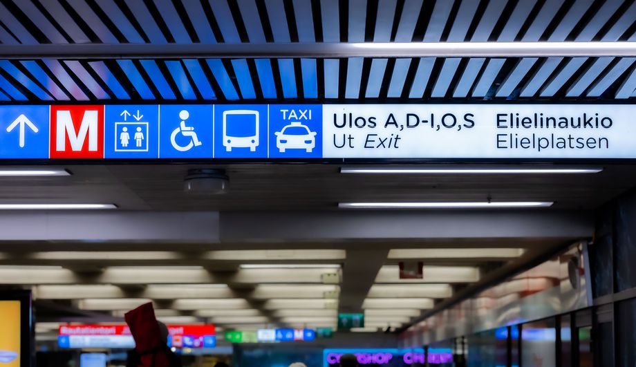Helsingin päärautatieaseman huvittava kyltti: Adios, ulos, ut, exit