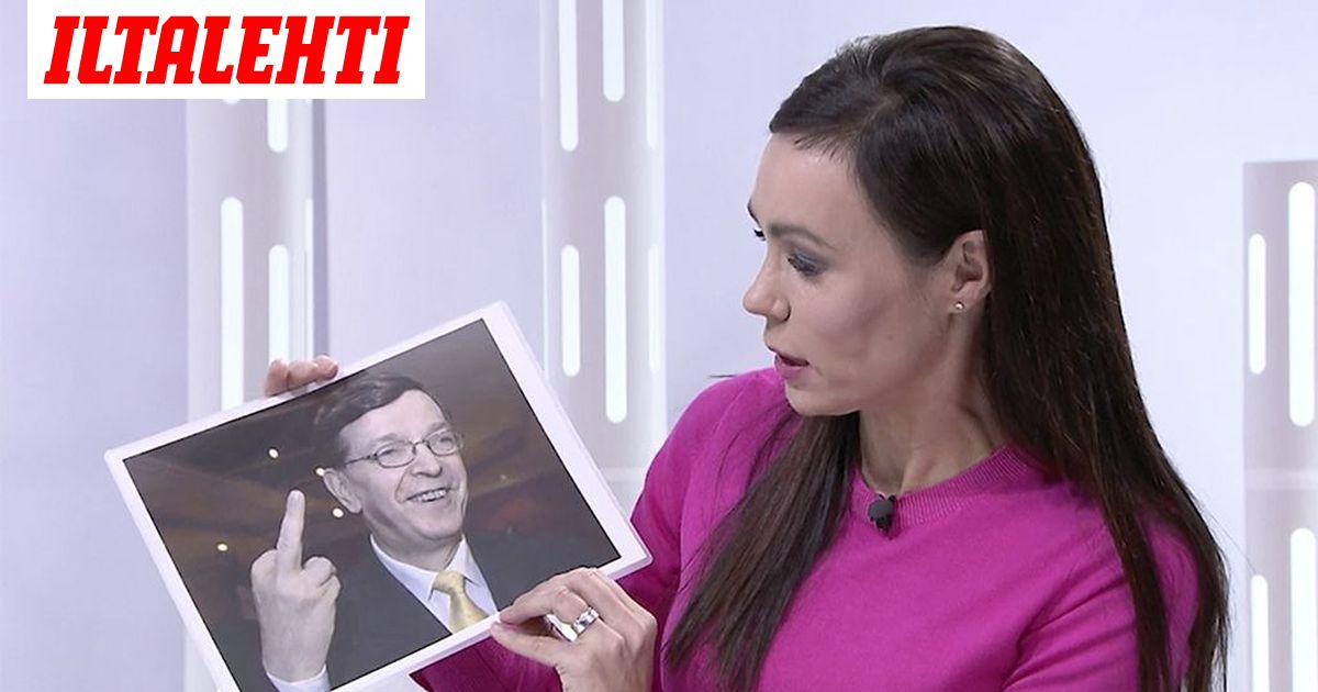 Näytimme Väyryselle netissä kiertävää kuvaa, jossa hän on keskisormi ...