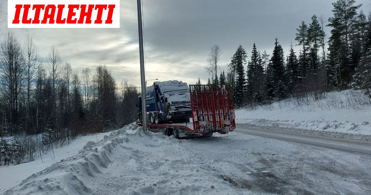 Rekka ja henkilöauto kolaroivat: kolme kuollut, liikenne poikki