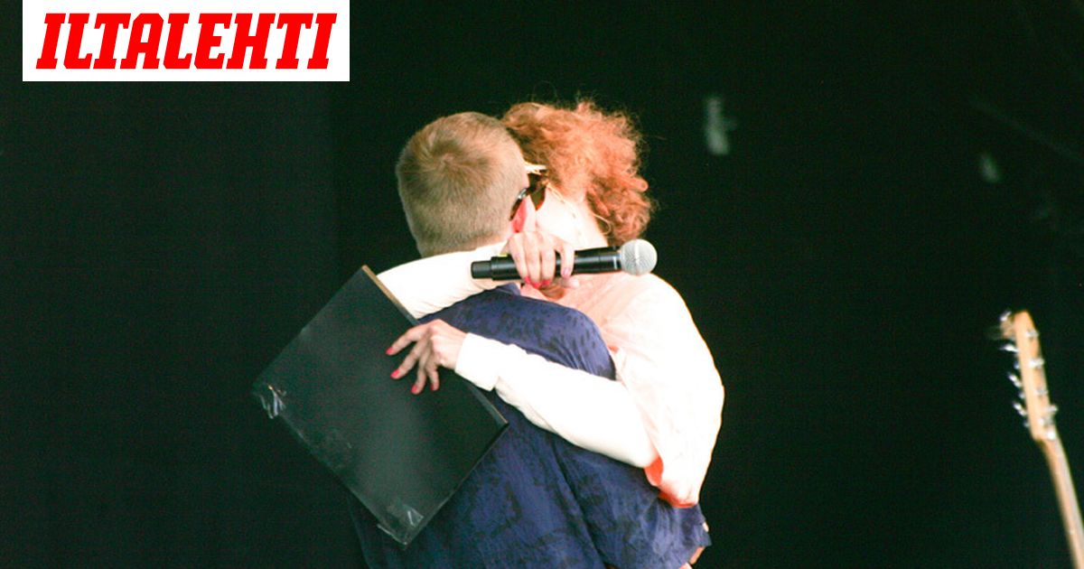 Olavi Uusivirta ja Ymmi Hinaaja ajautuivat kiihkeään pussailuun Kotkassa