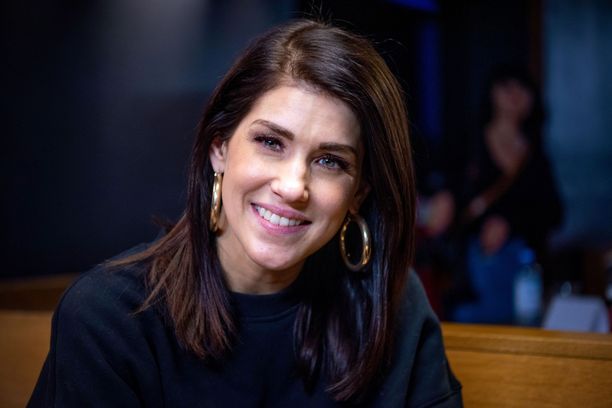 Uutuuskirja: Jannika B oli kihloissa, kun tapasi Toni Wirtasen