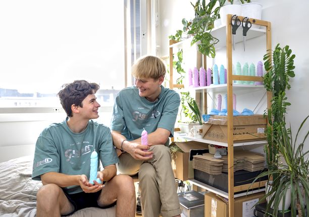 Giggeli valmistaa peniskynttilöitä kehopositiivisuuden nimissä