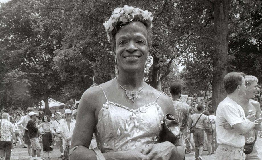 Marsha P. Johnson puolusti sateenkaarioikeuksia etunenässä – Traagisen ...