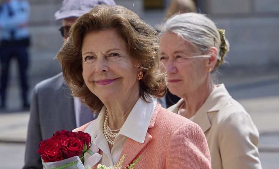 Kuningatar Silvia sai Britanniassa kunniatohtorin arvonimen