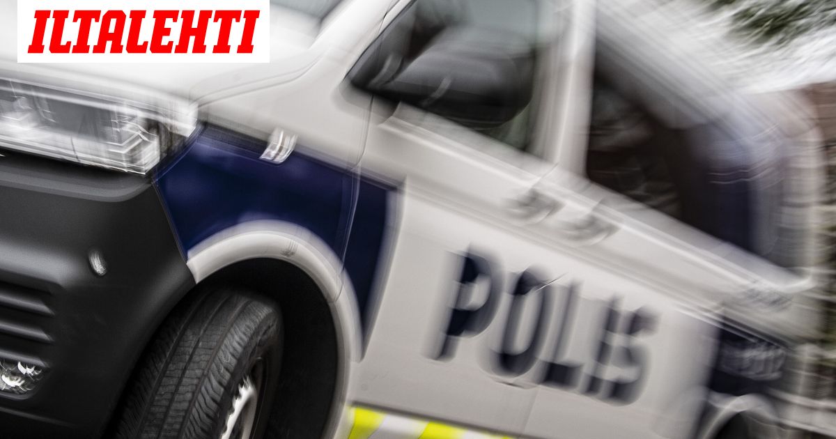 Poliisiauto ajoi ulos hälytysajossa