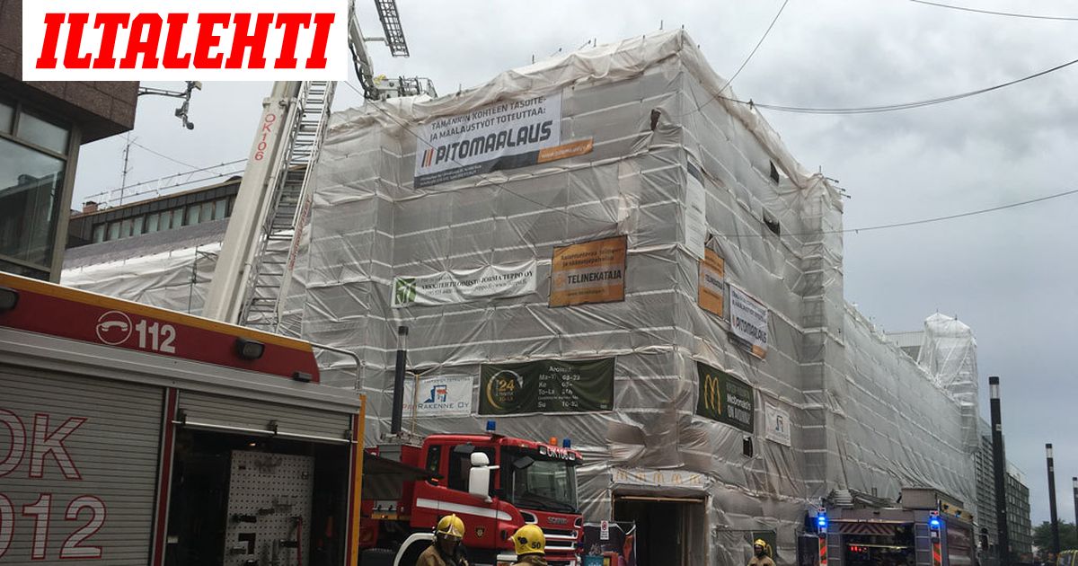 Oulun keskustassa syttyi tulipalo rakennuksen katolla