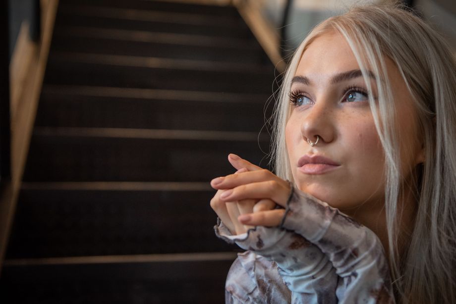 Trendi: Kun Evelina ajoi hiuksensa pois, monen käytös muuttui somessa ...