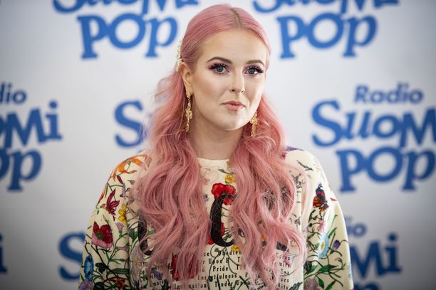 Ellinoora puhuu artistien kohtaamista ulkonäköpaineista