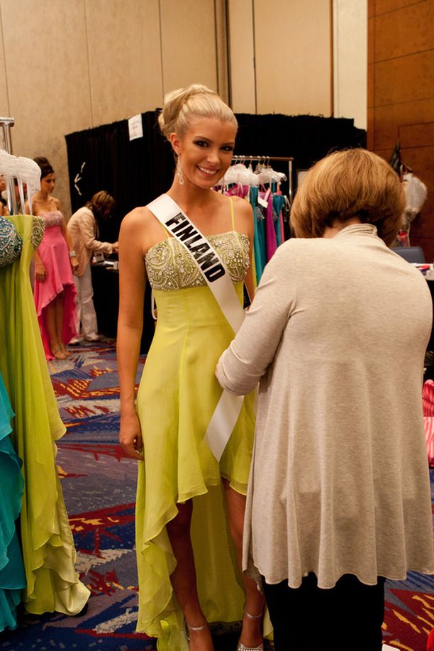 Pia Pakarinen tositoimissa: Miss Universum -kilpailut alkoivat!