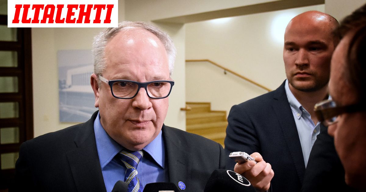 Suora lähetys eduskunnasta kello 12: kansanedustaja Kaj Turunen loikkaa ...