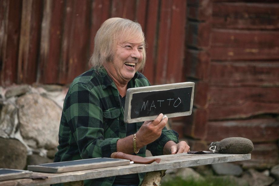 Farmi Suomi: Danny piikittelee Archie Cruzia jo heti kilpailun alettua