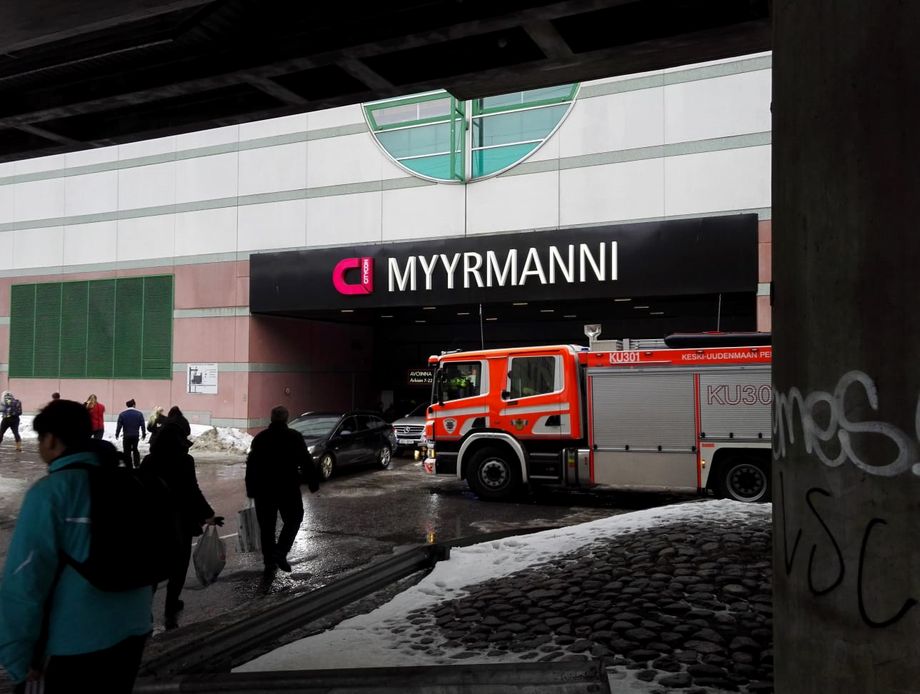 Kauppakeskus Myyrmanni evakuoitiin tulipalon takia