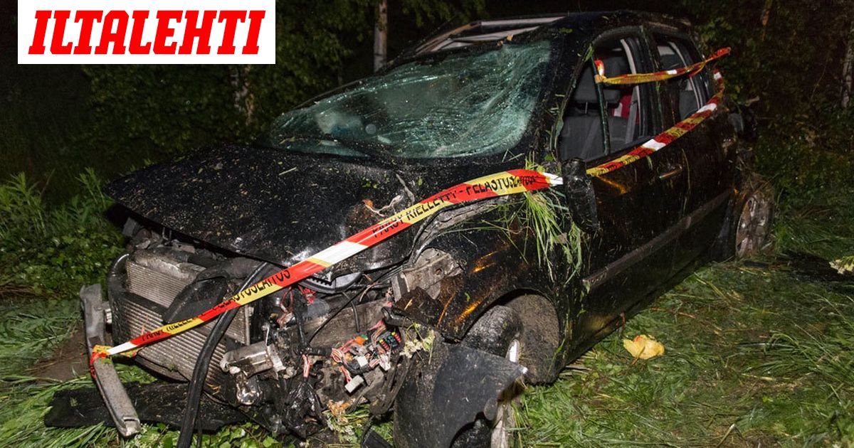 Auto syöksyi ojassa parisataa metriä ja kierähti katon kautta ympäri ...