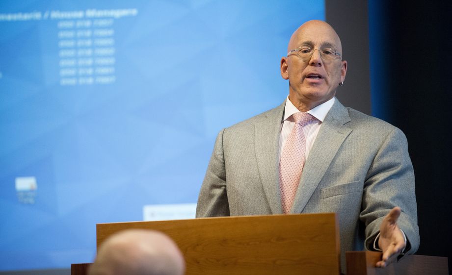 Yhdysvaltain entinen suurlähettiläs Bruce Oreck ostaa Vallilan ...