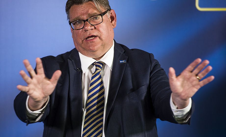 Timo Soini vei brittikollegalle suklaiset terveiset: "Sininen on päivän ...