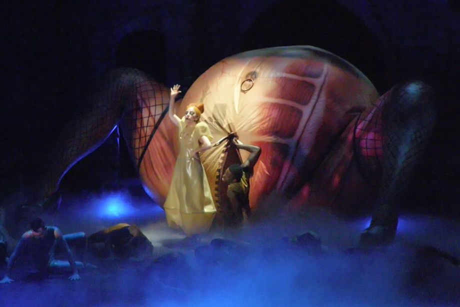 Lady Gagan konsertti räväyttää: Lavalle naisen haarojen välistä