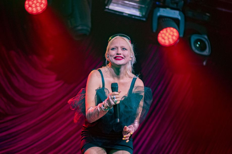 Chisu puhkesi vuolaaseen itkuun Ruisrockin lavalla