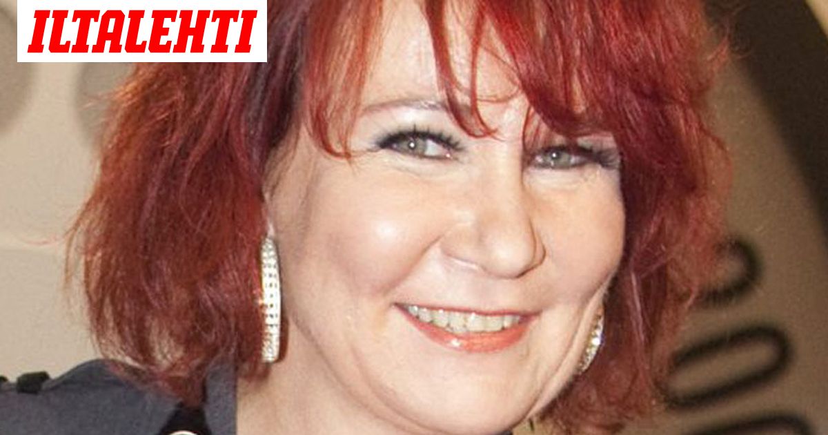 Vicky Rosti nousee teatterilavalle