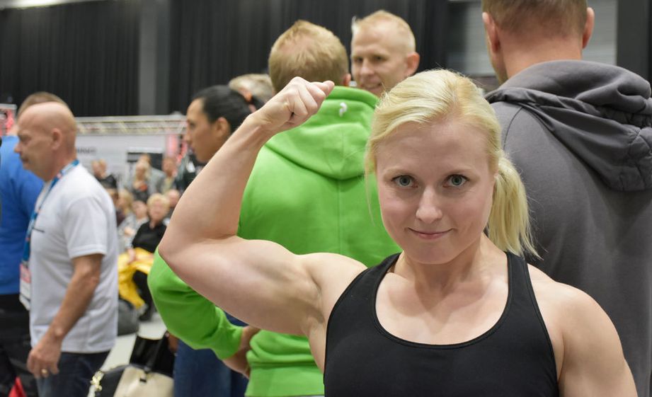 52-kiloinen Hanna on tajuton teräsmimmi! Sotilaspenkkasi lähes pari tonnia