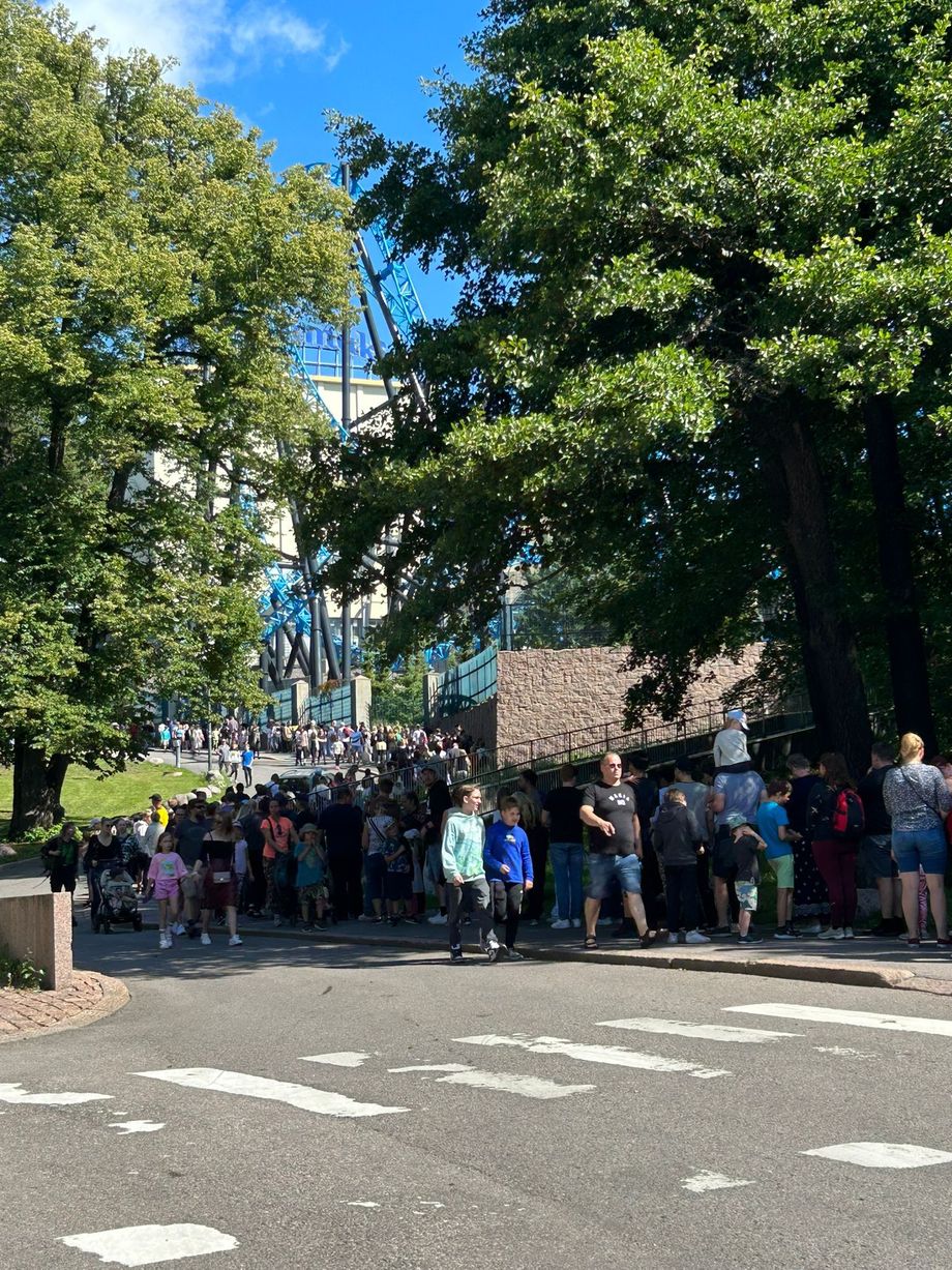 Linnanmäen jonot venyivät valtaviksi, jopa satojen metrien jonot ...