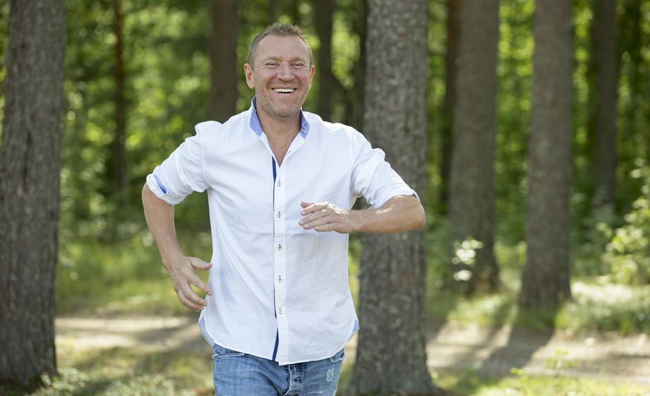 Renny Harlin ponnahti nakuna uimaan, Jari Sillanpää piehtaroi ...
