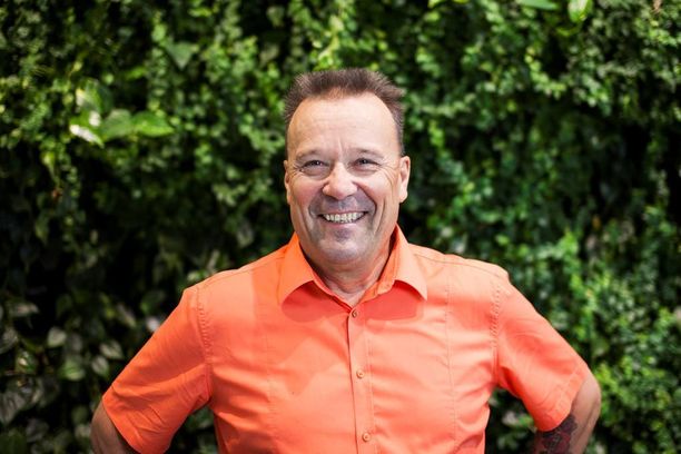 Jaska Mäkynen keikkailee kihlattunsa kanssa