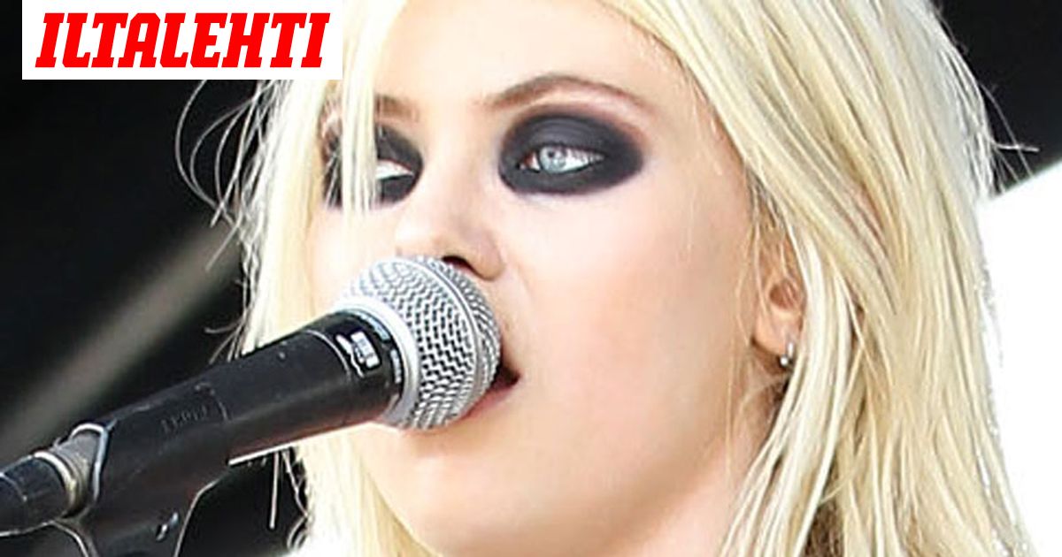 Teinitähti pahiksena - keskisormi pystyssä, alusvaatteet esillä