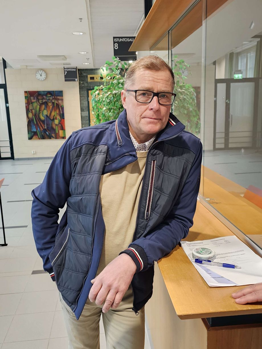 Hannu Korpi saapui käräjäoikeuteen – Syytetään uhkailusta seksuaalirikosjutussa