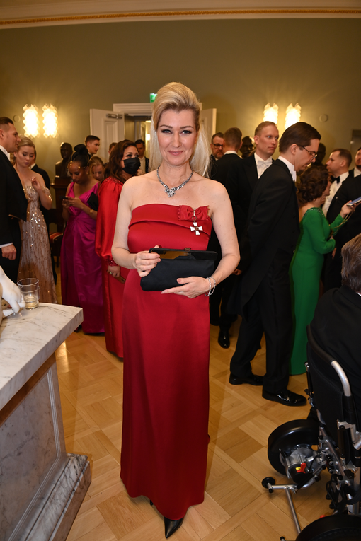 Vastikään eronnut Maria Guzenina edustaa Linnassa yksin – yllä upea ...