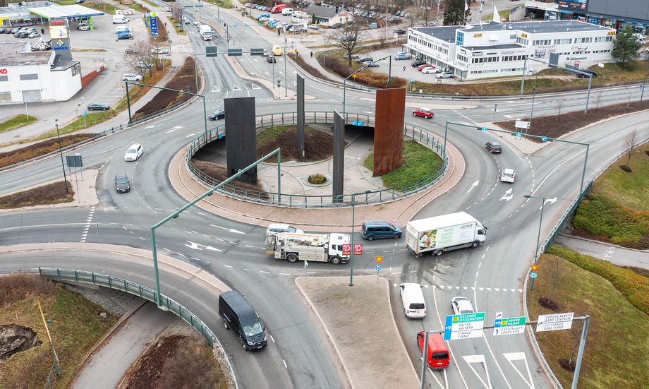 Kumpi väistää liikenneympyrässä, tulija vai kaistanvaihtaja?