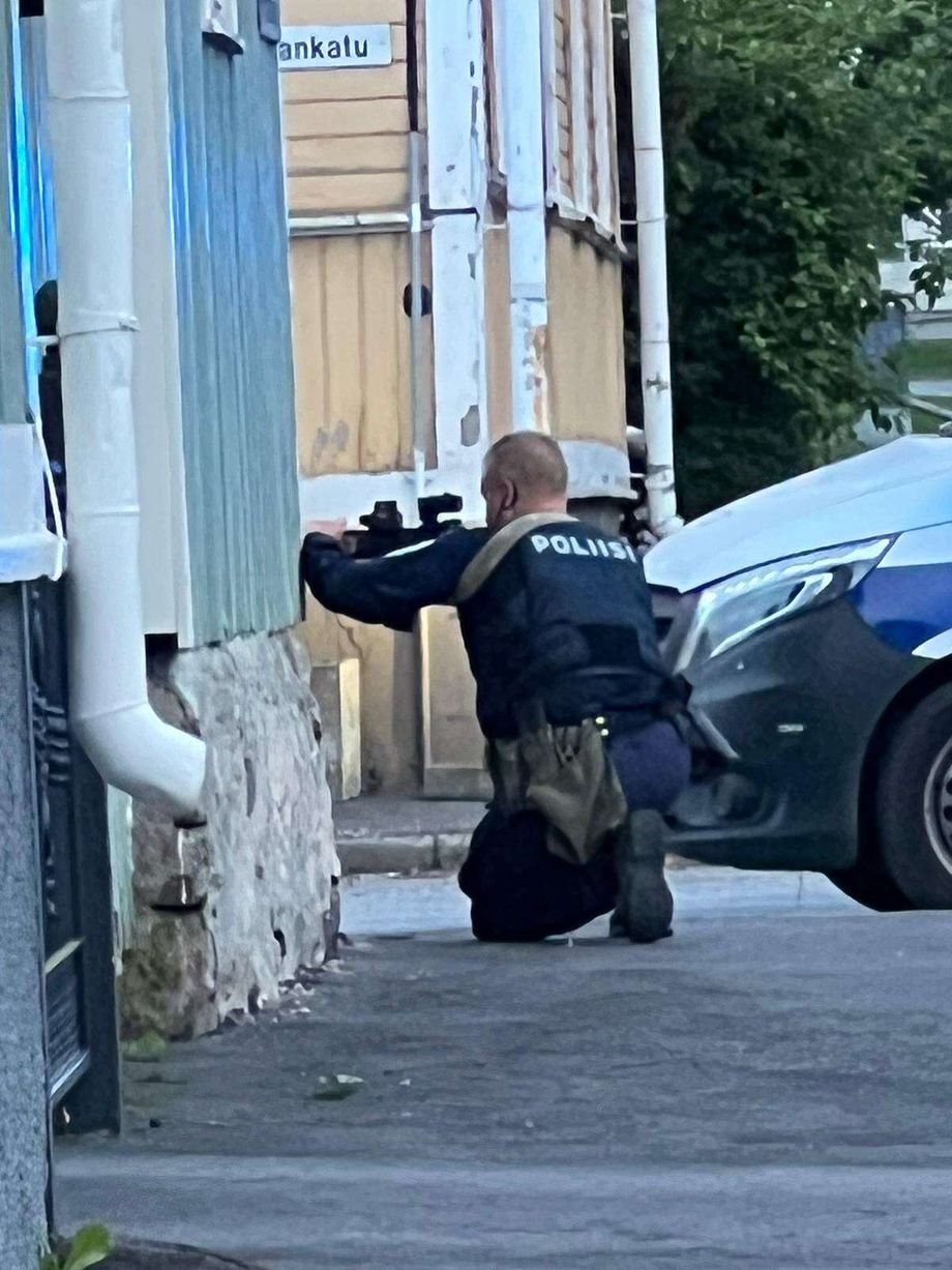 Dramaattiset kuvat ja video Porin poliisioperaatiosta: "Pidä kädet esillä"