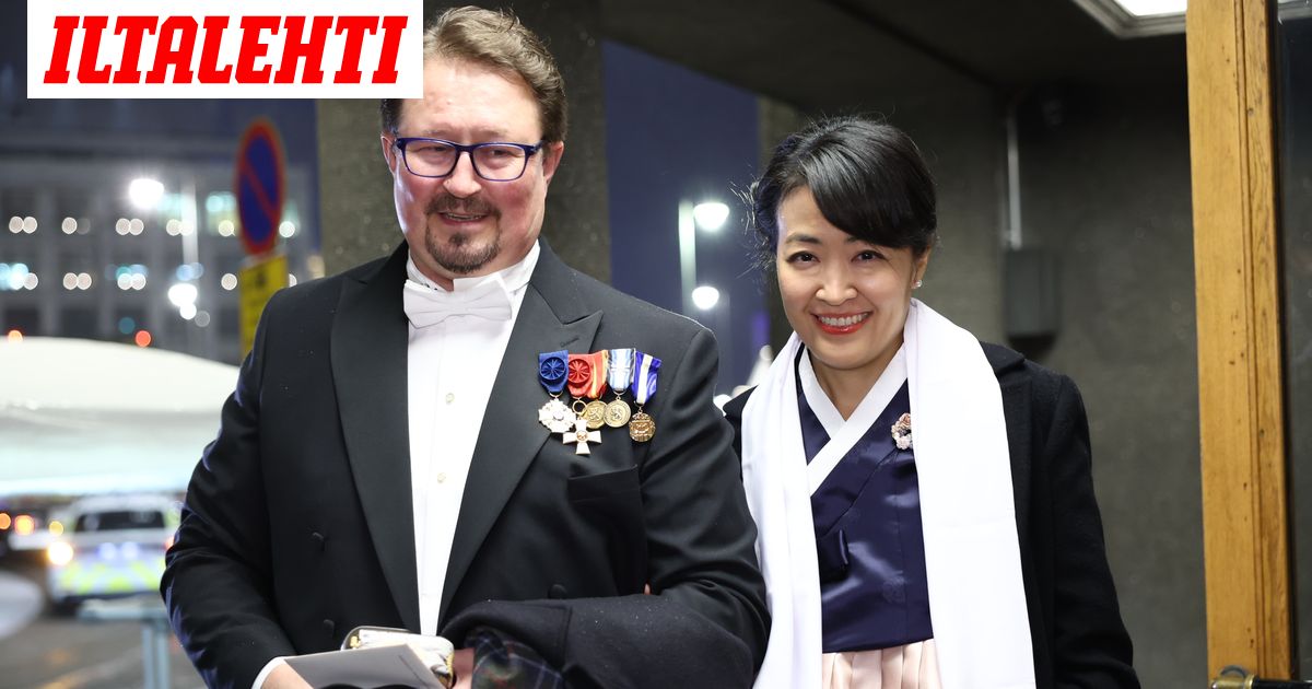 THL:n Mika Salminen saapui Linnan juhliin puolisonsa kanssa