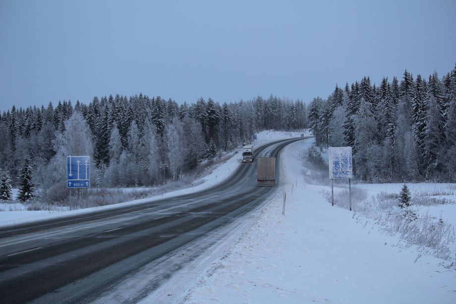 Auto ja rekka kolaroivat Lahdentiellä Kangasalla