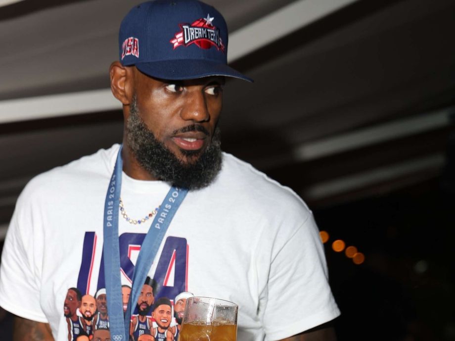 Video: LeBron Jamesilta tyly temppu nuorelle fanille – ”Rahalla ei voi ...