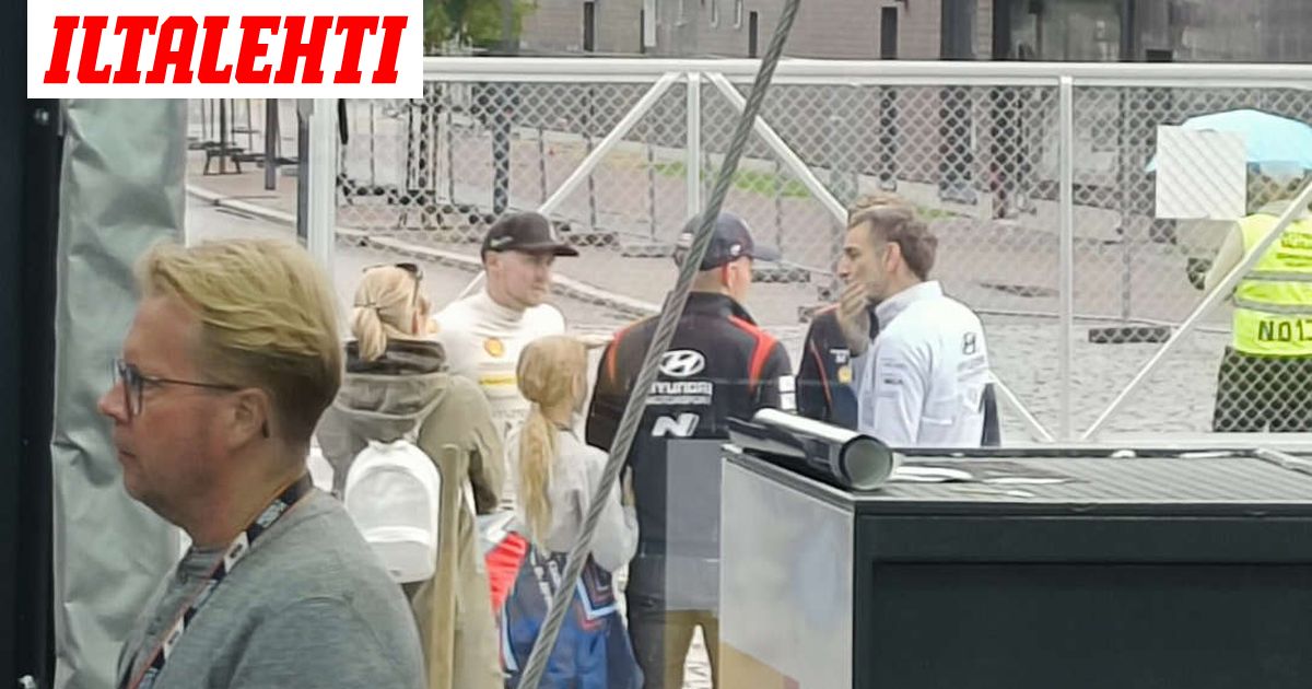 Kuva: Esapekka Lappi ja Ott Tänak vakavassa keskustelussa Hyundai-pomon ...