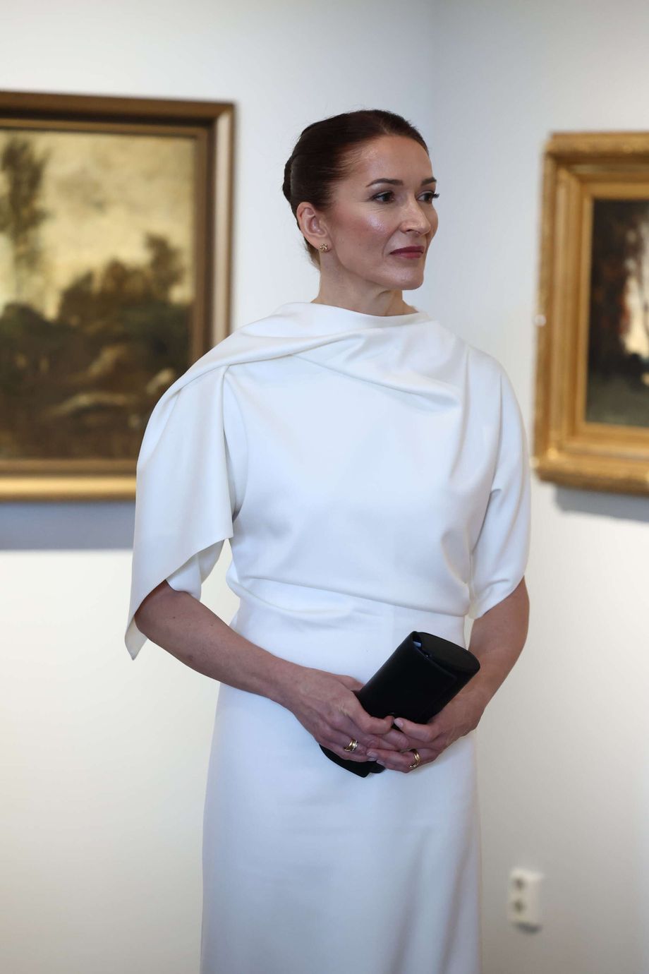 Savolainen kallio kiinnitti kuningatar Silvian ja Suzanne Innes-Stubbin ...