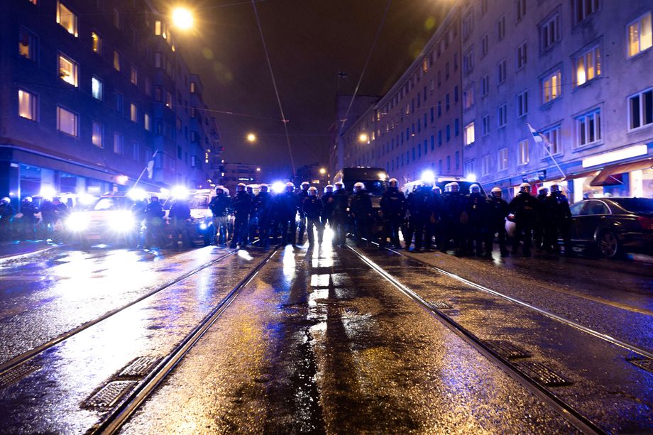 Tuttuja kasvoja ja väkivaltaa – Katso kuvakooste mielenosoituksista