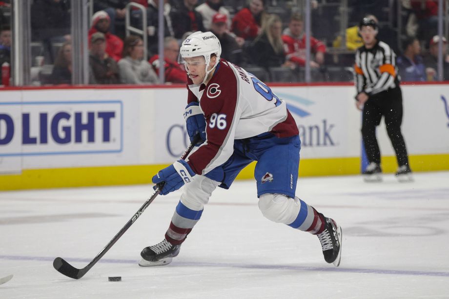 Mikko Rantanen rankaisi tylysti – NHL-saavutus entistä lähempänä