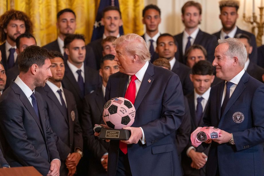 Trumpilta kiusallinen temppu Lionel Messin edessä